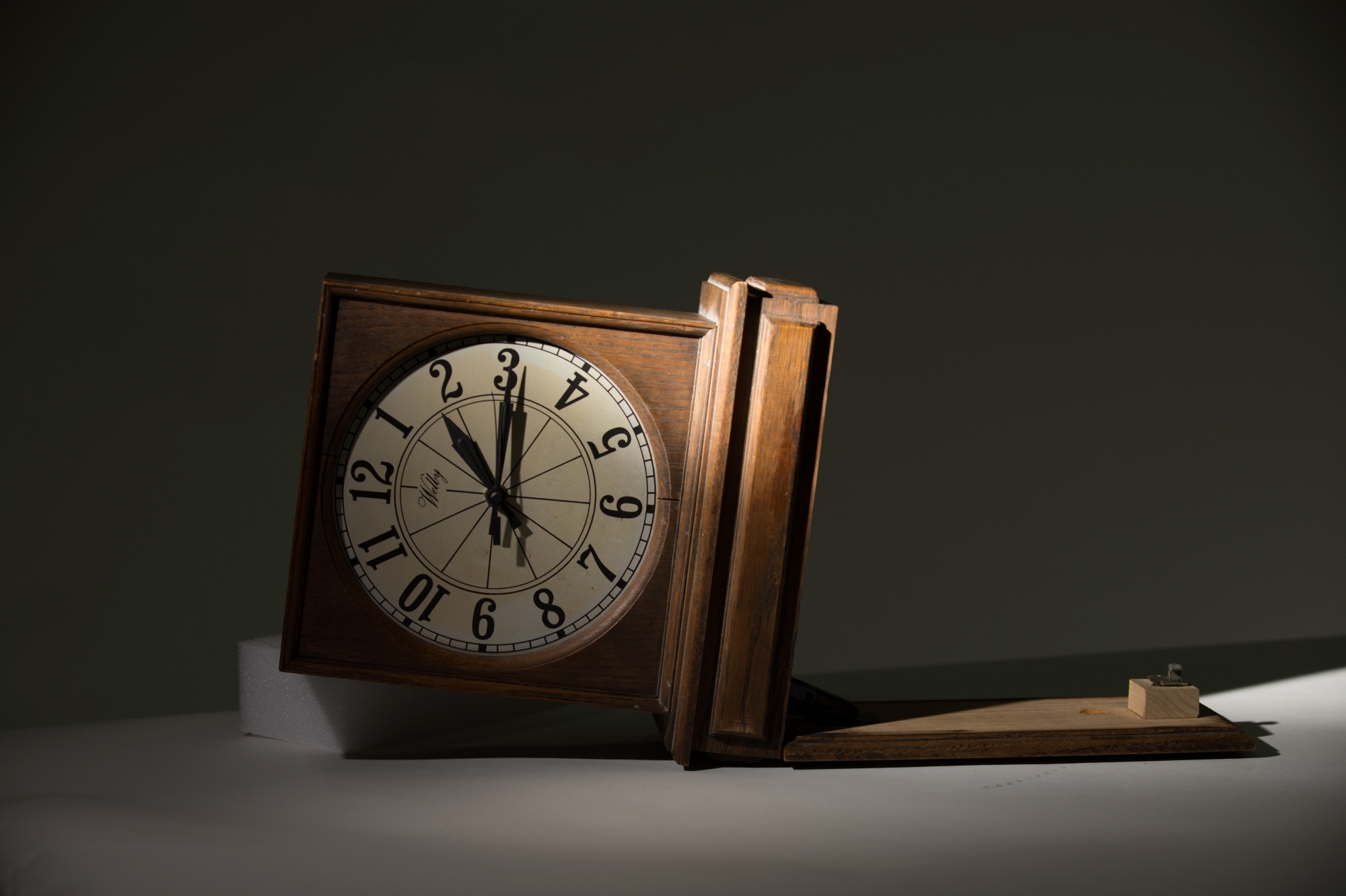 Clock with Concealed Receiver | International Spy Museum